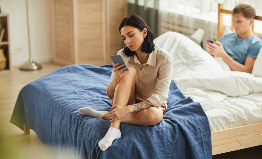 Detachment Issues In Relationships: Causes, Signs and Solutions